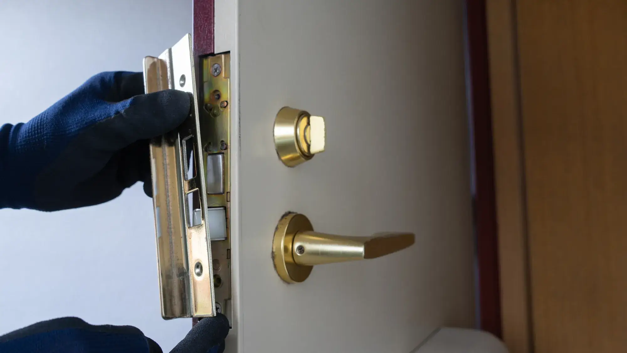 MIWA製の鍵交換の費用の目安はいくら？鍵の種類・相場・業者選びのポイントを徹底解説